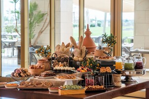 Pequeno-almoço tipo buffet diário mediante uma taxa 