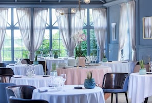 2 restaurantes: servem almoços e jantares
