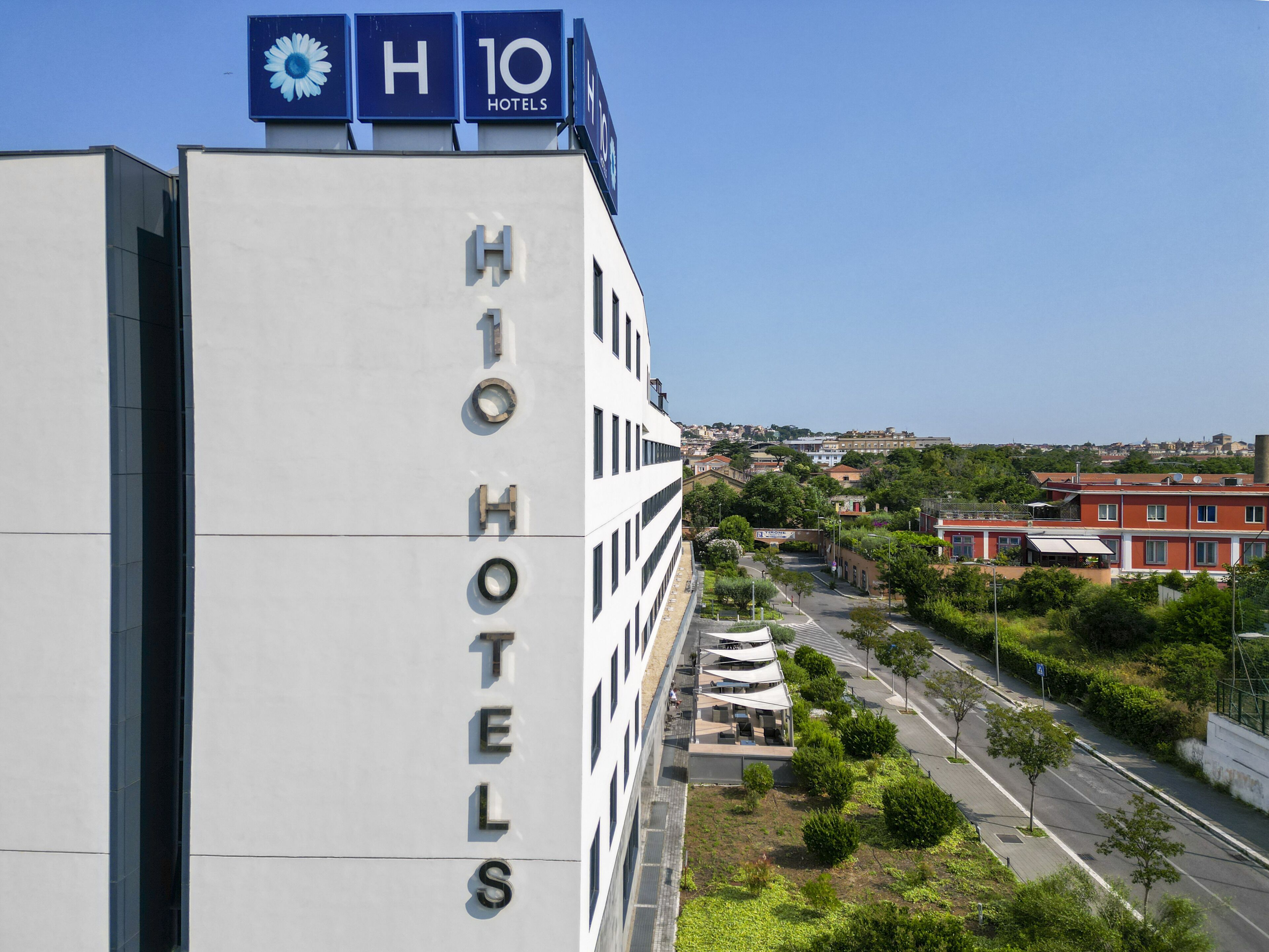 Um edifício de hotel com uma placa grande que diz 