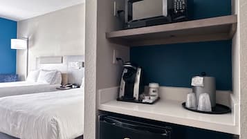 Frigobar, cofres nos quartos, escrivaninha, cortinas blackout
