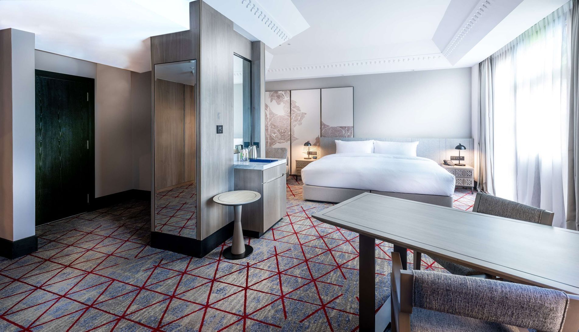 Cofres nos quartos, individualmente mobiliados, escrivaninha