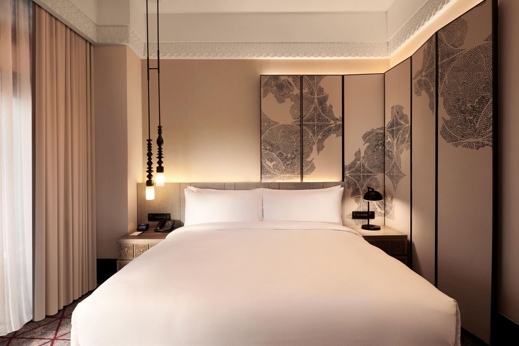 Cofres nos quartos, individualmente mobiliados, escrivaninha