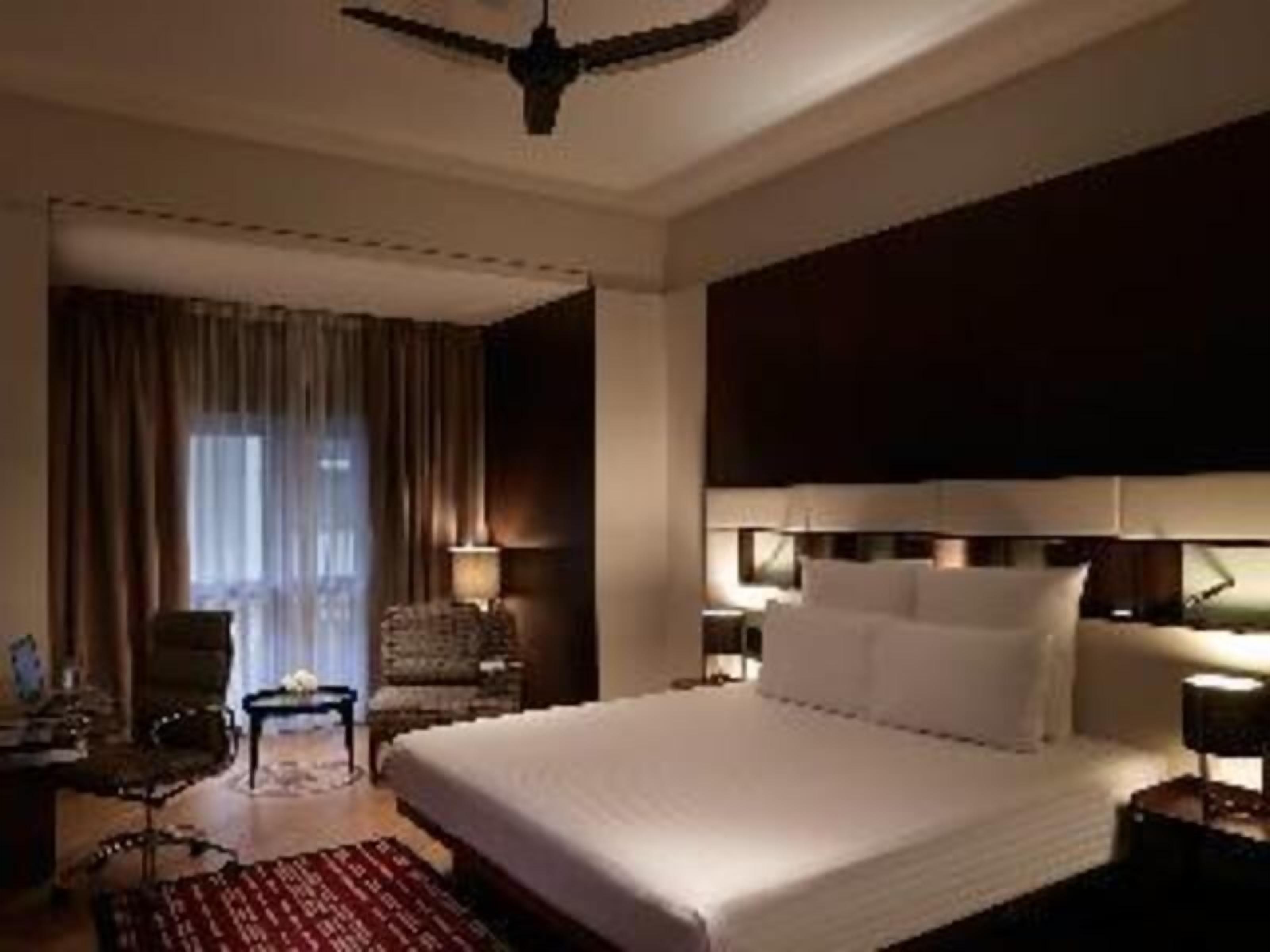 Cofres nos quartos, individualmente mobiliados, escrivaninha