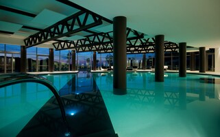 Piscina interior, piscina exterior sazonal, espreguiçadeiras 