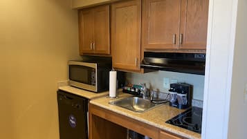 Geladeira grande, micro-ondas, cooktop, lava-louças