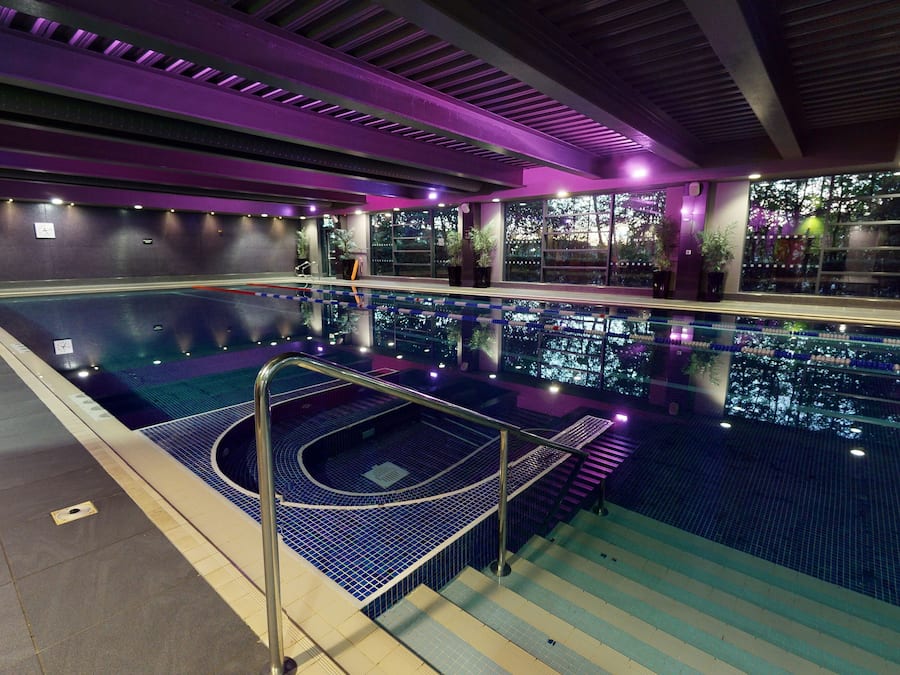 Piscina interior, espreguiçadeiras