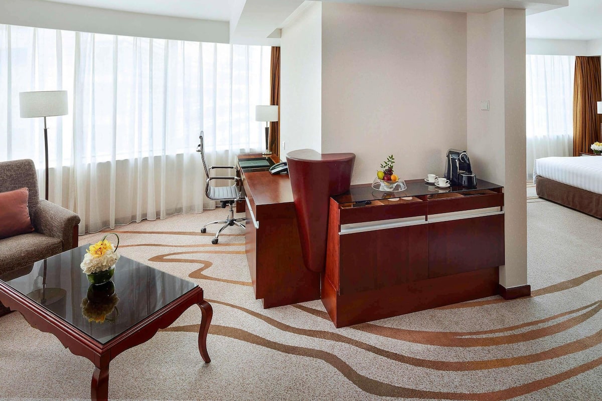 Estúdio Club, 1 cama king-size, acesso ao Club Lounge (Skyway) | Roupa de alta qualidade, edredões de penas, minibar, cofre no quarto