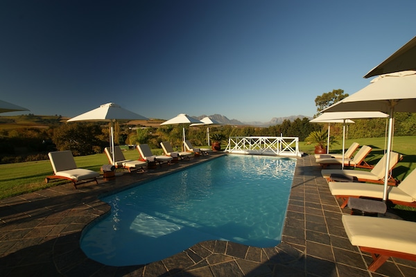 2 piscinas externas, guarda-sóis, espreguiçadeiras
