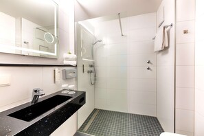 Quarto Duplo Superior | Casa de banho | Artigos de higiene ecológicos, um secador de cabelo, toalhas fornecidas 