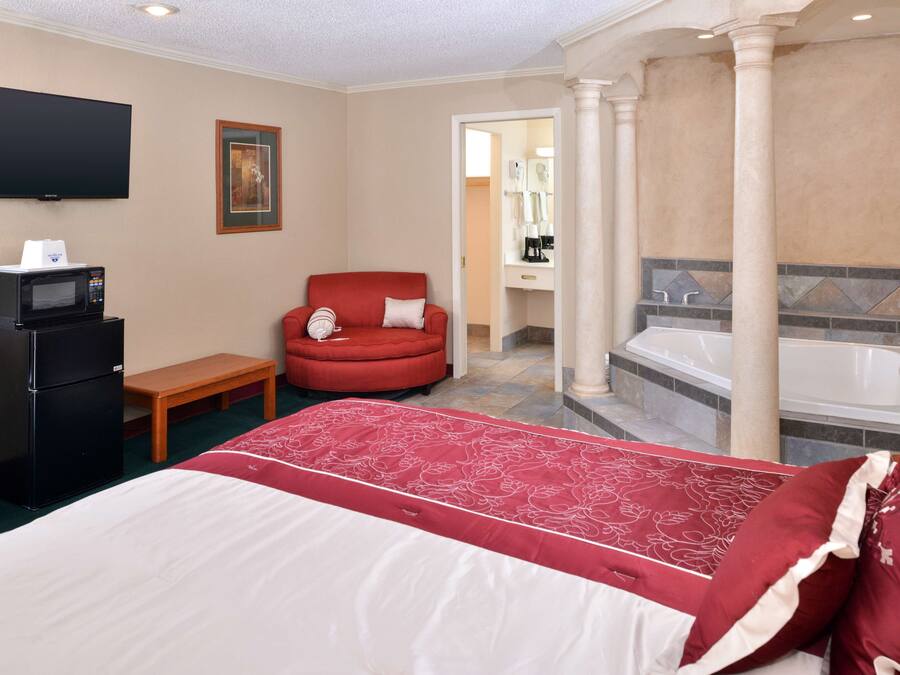 Camas de colchão pillowtop, secretária, cortinas/cortinados opacos