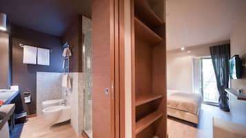 Quarto Triplo Básico | Casa de banho | Um polibã, artigos de higiene pessoal grátis, um secador de cabelo