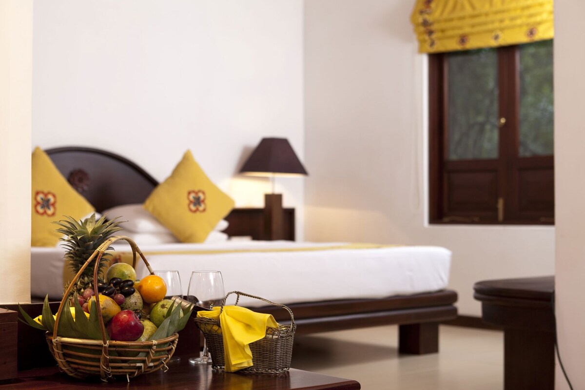 Roupas de cama premium, frigobar, cofres nos quartos, escrivaninha