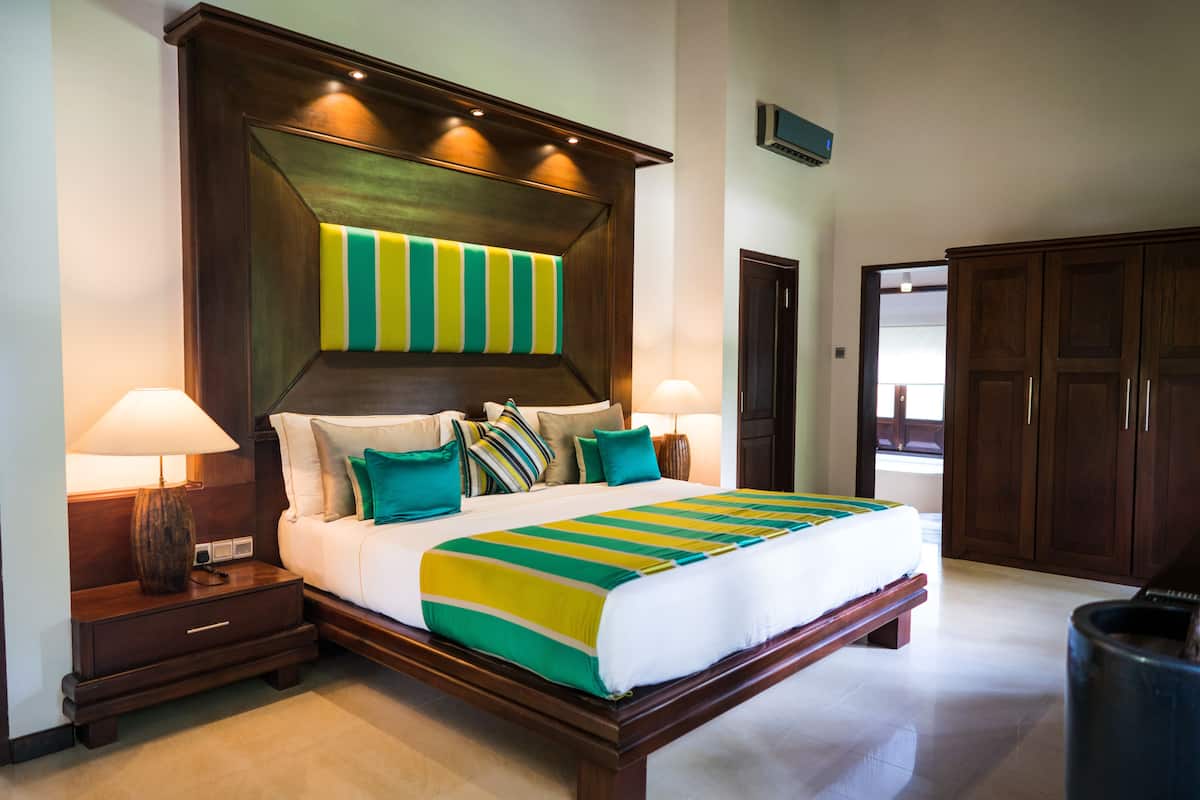 Suite Deluxe (With Plunge pool) | Roupa de alta qualidade, minibar, cofre no quarto, secretária 