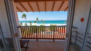 Quarto luxo, vista para o mar | Camas com colchões de espuma com sistema de memória, cofres nos quartos