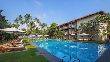 2 piscinas exteriores, guarda-sóis, espreguiçadeiras