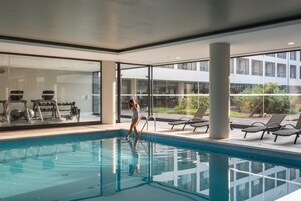 Piscina interior, piscina exterior, guarda-s óis, espreguiçadeiras 