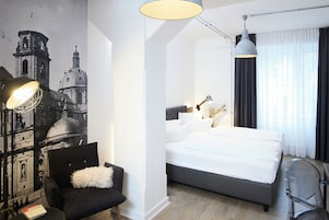 Quarto superior | Roupas de cama premium, cofres nos quartos, escrivaninha