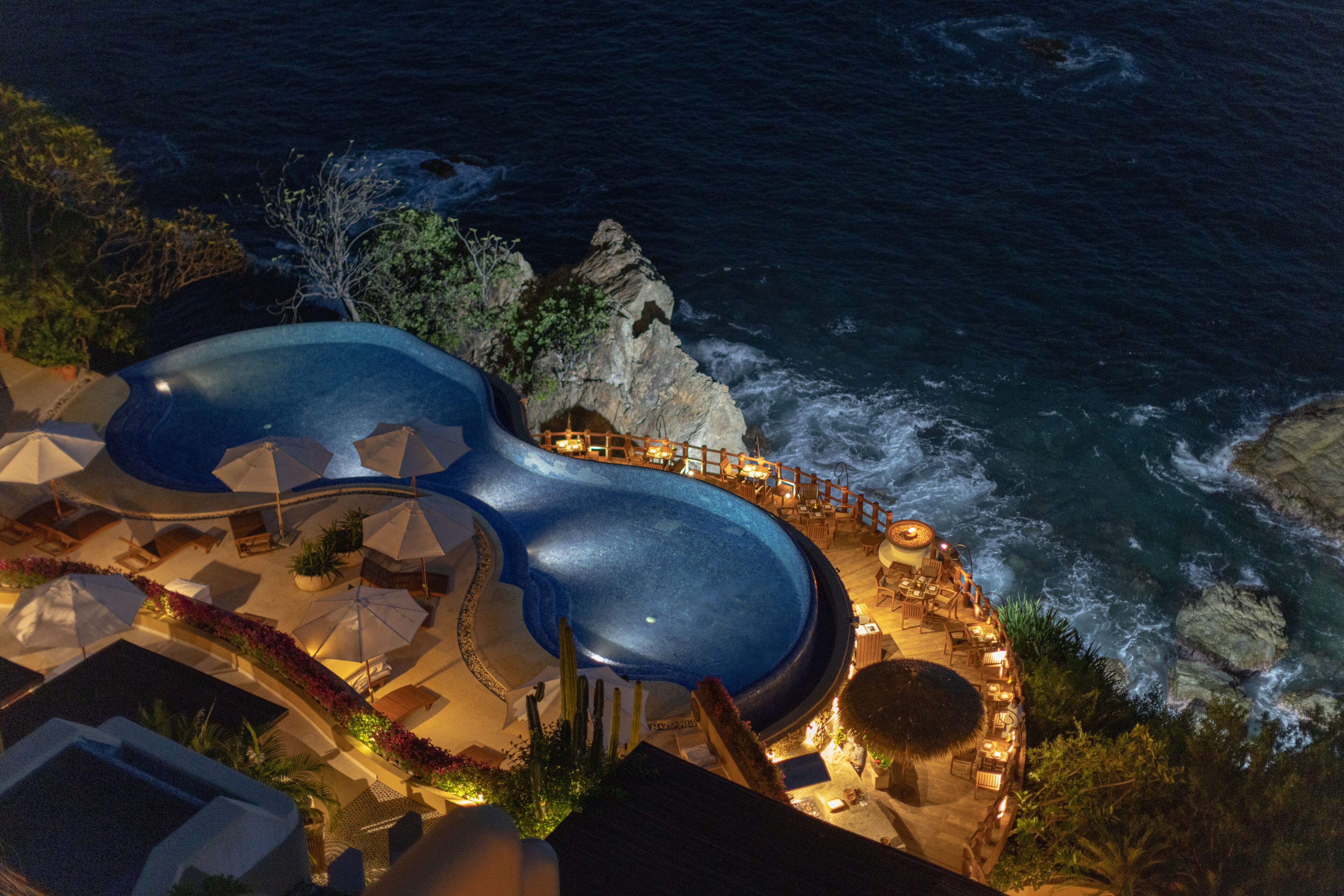 2 piscinas externas, barracas de cortesia, guarda-sóis