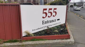 Placa indicando a entrada de um edifício com o número 555.
