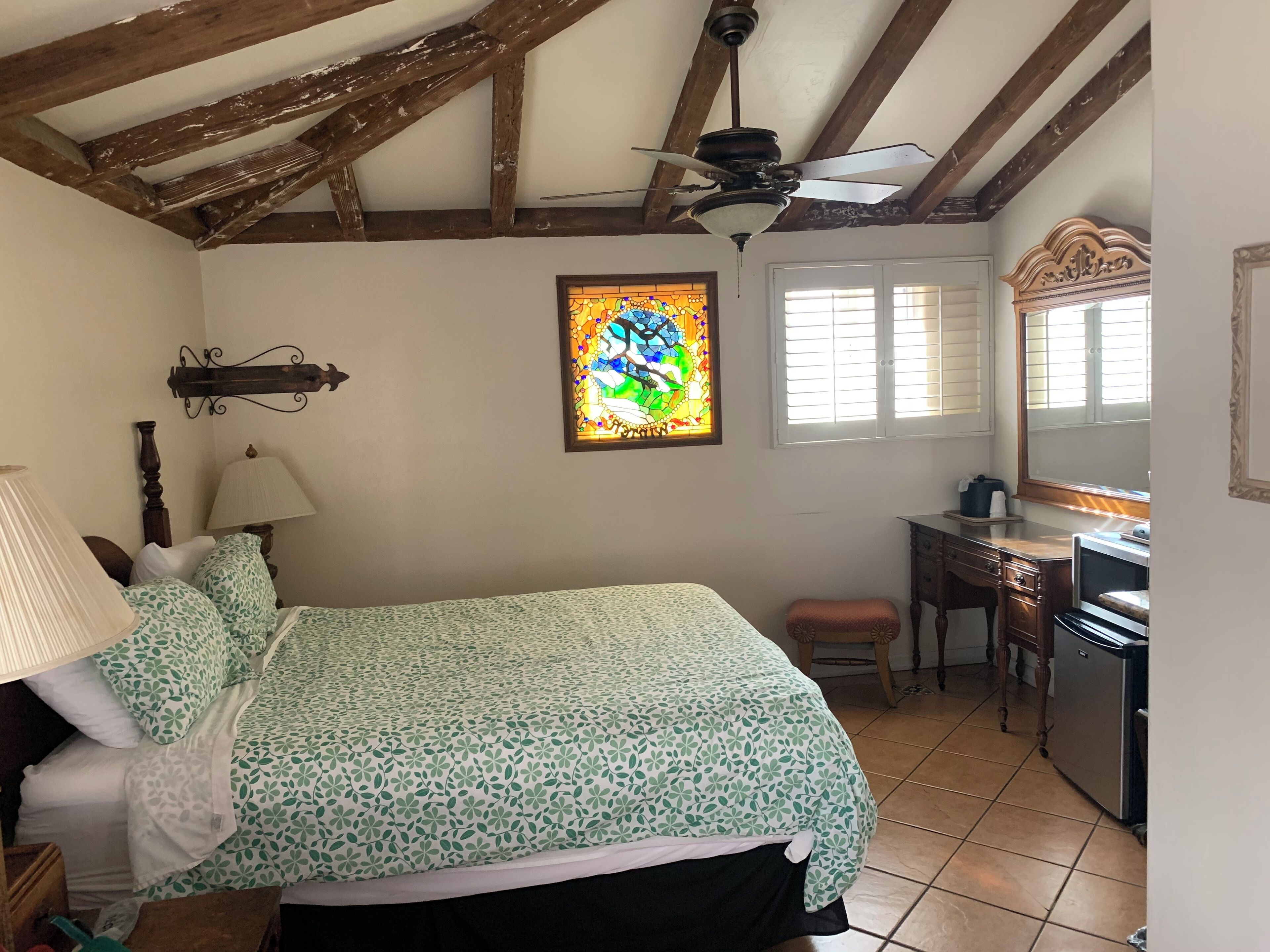 Quarto Standard, 1 cama queen-size | Roupa de alta qualidade, camas de colchão viscoelástico, minibar 