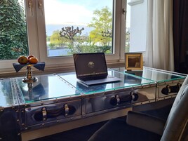 Quarto Individual Empresarial | Roupa de alta qualidade, cofre no quarto, com decoração personalizada 