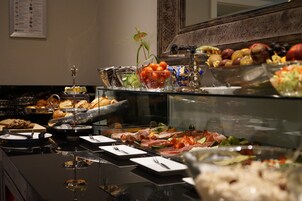 Pequeno-almoço tipo buffet incluído aos fins de semana 