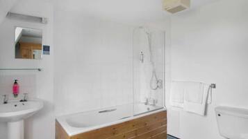Quarto Triplo, casa de banho anexa | Casa de banho | Um polibã, toalhas fornecidas