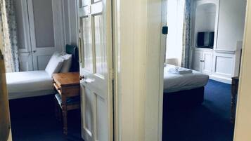 Quarto Familiar, casa de banho anexa | Ferro/tábua de engomar, Wi-fi grátis, roupa de cama fornecida