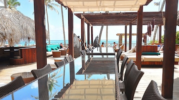 3 bares/lounges, um bar à beira da piscina, um bar junto à piscina