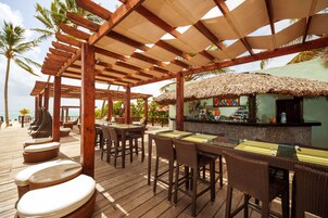 3 bares/lounges, um bar à beira da piscina, um bar junto à piscina 
