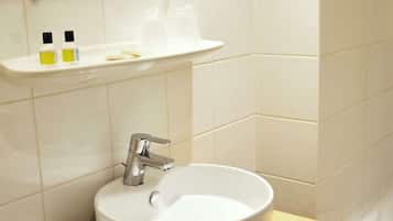 Secador de cabelo, toalhas de banho, sabonete, shampoo