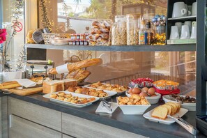 Café da manhã com buffet todos os dias (EUR 14 por pessoa) 