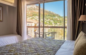 Chambre Supérieure Triple avec Balcon | 15 quartos, camas Select Comfort, frigobar, individualmente mobiliados