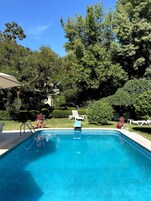 Piscina exterior sazonal, espreguiçadeiras 