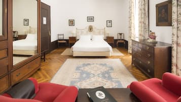Individualmente mobiliados, Wi-Fi de cortesia, roupa de cama