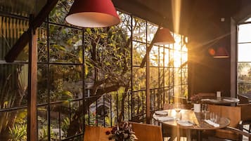 Pequenos-almoços, almoços, jantares servidos, com vista para o jardim