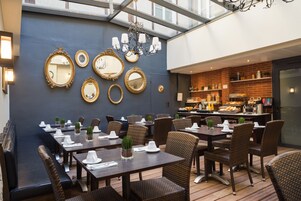 Café da manhã com buffet todos os dias (EUR 16 por pessoa) 