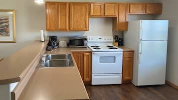 Villa Clássica | Cozinha privada | Um micro-ondas, uma torradeira