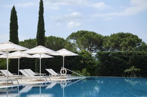 Piscina interior, piscina exterior, toldos (sobretaxa), guarda-sóis 