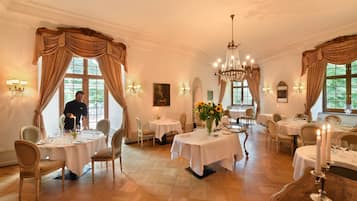2 restaurantes: opção de café da manhã, almoço e jantar