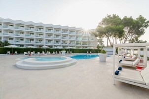 Piscina exterior, guarda-sóis, espreguiçadeiras 