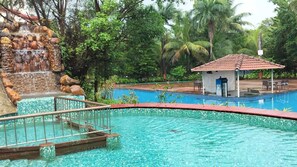 2 piscinas externas