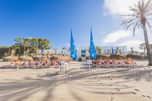 Perto da praia, toalhas de praia, bar na praia 