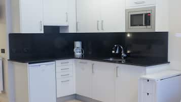 Estúdio, várias camas | Cozinha privada | Geladeira grande, micro-ondas, cooktop, lava-louças
