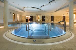 Piscina interior, espreguiçadeiras 