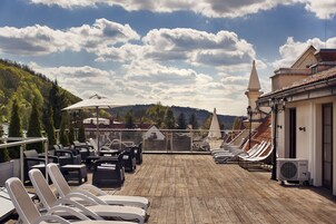 Terraço com espreguiçadeiras