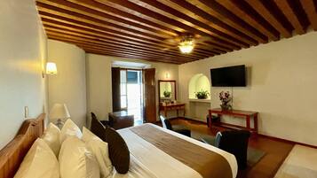 Quarto superluxo, 1 cama King, vista para a cidade | Roupas de cama premium, escrivaninha, espaço de trabalho para notebook