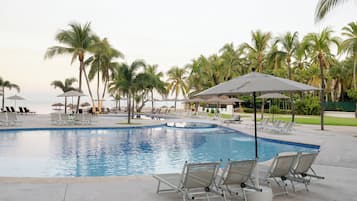 3 piscinas externas, barracas, guarda-sóis