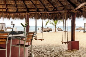 Na praia, toldos de praia (sobretaxa), espreguiçadeiras 