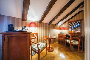 Uma sala de jantar acolhedora com móveis de madeira, papel de parede listrado e teto de madeira.